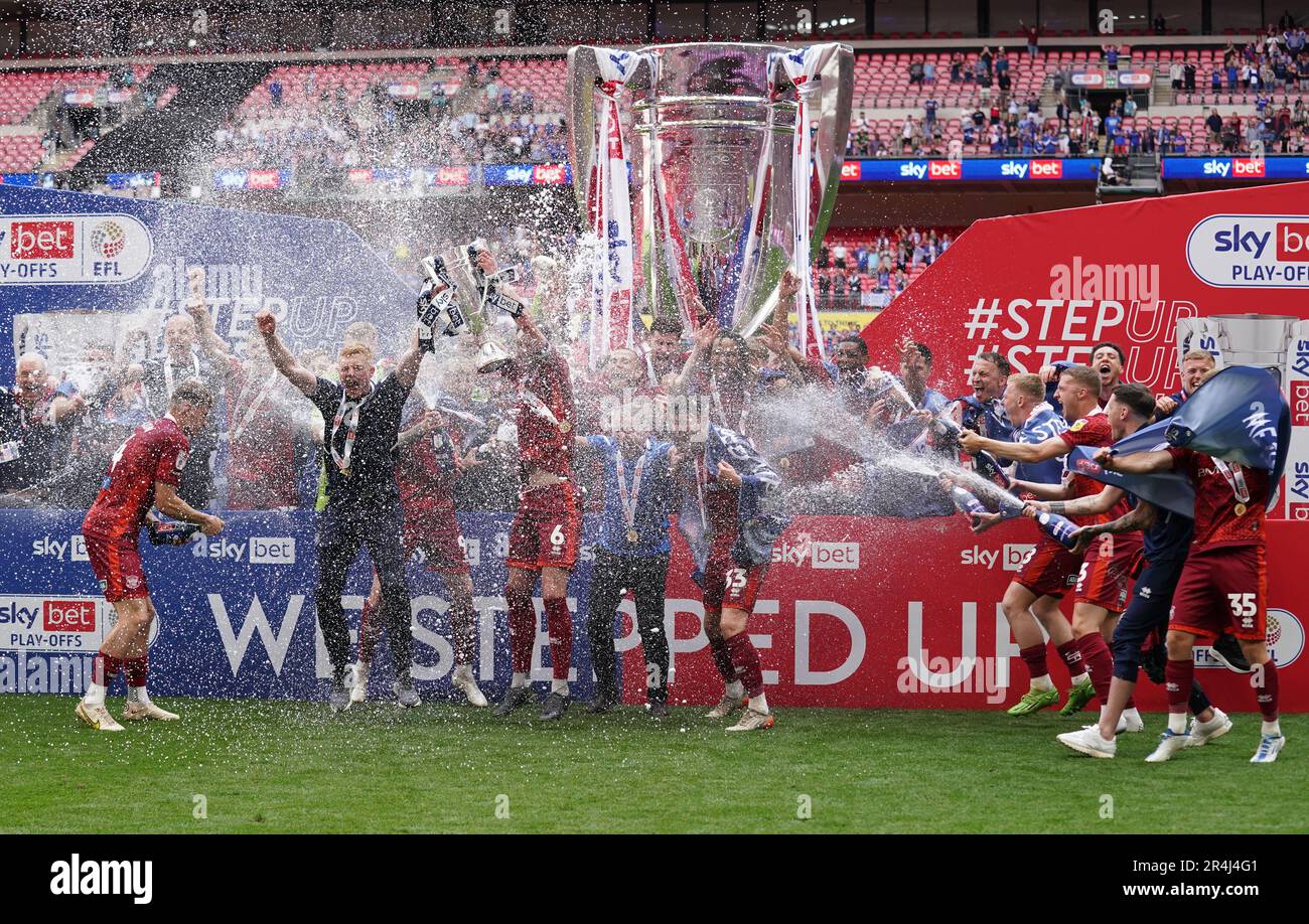 LONDON, ENGLAND - MAY 28: Carlisle players lifting the trophy after ...