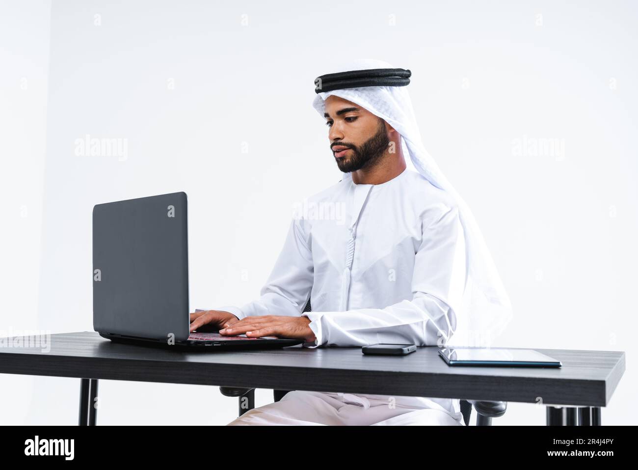 Middle east people at desk hi-res stock photography and images - Alamy