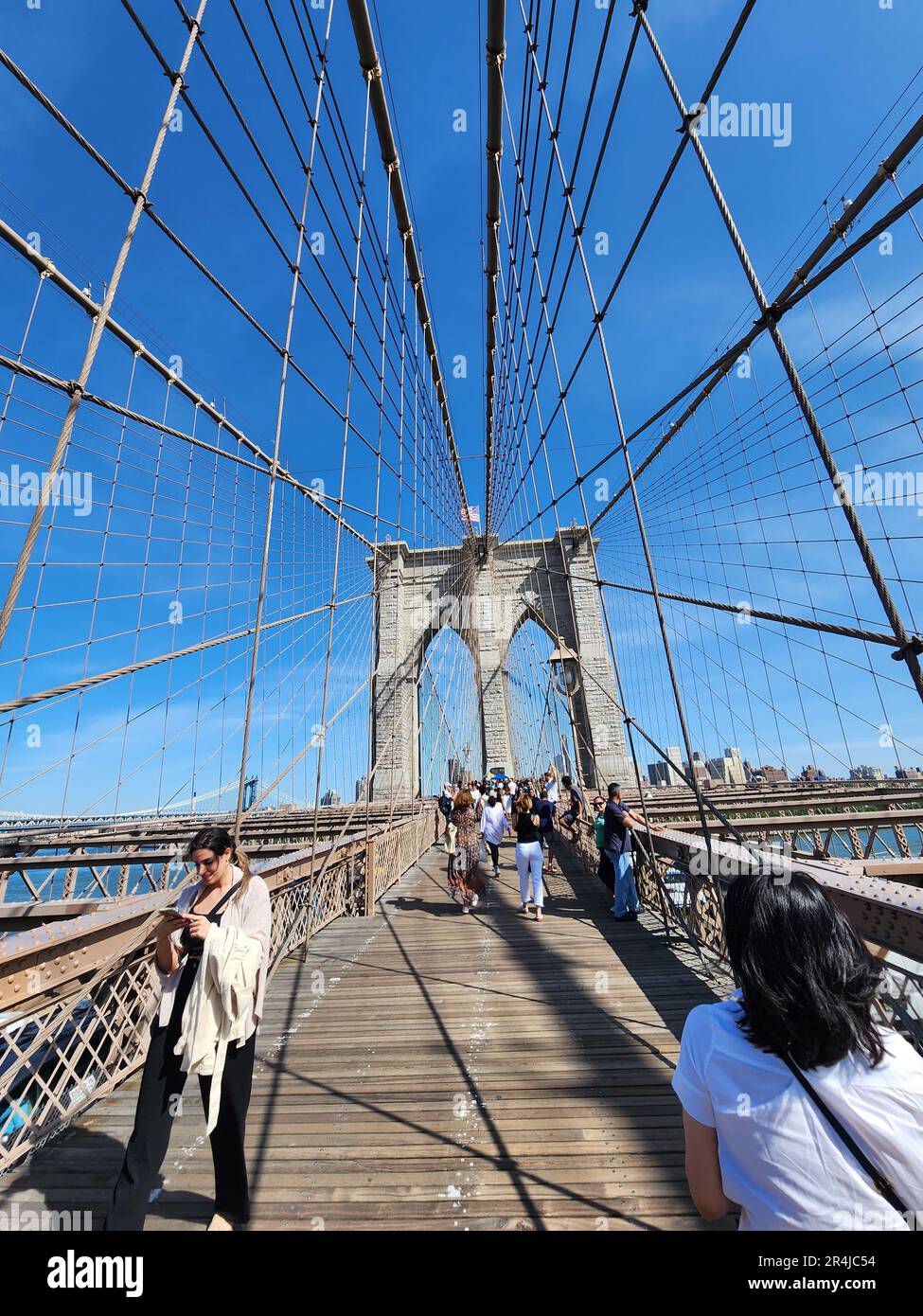 Tourist and locals on the Promenade of the New York to Brooklyn Bridge ...