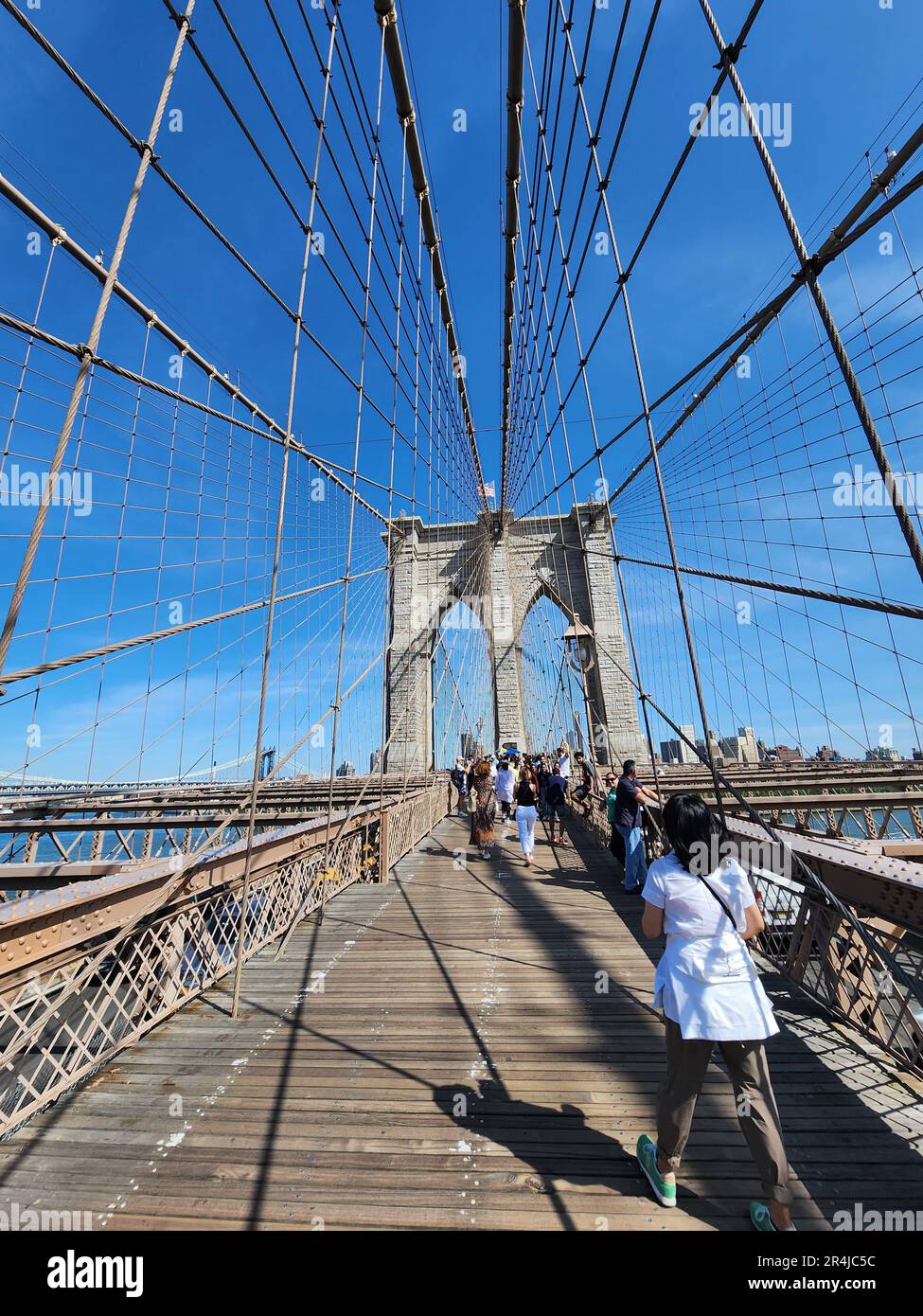 On promenade brooklyn bridge hi-res stock photography and images - Alamy