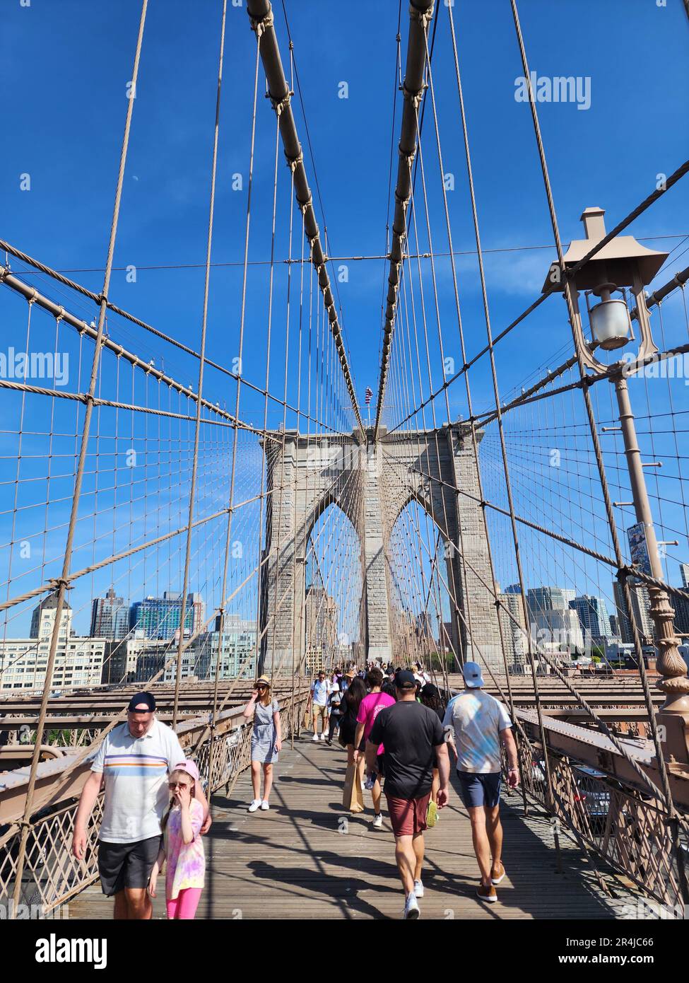 Tourist and locals on the Promenade of the New York to Brooklyn Bridge ...