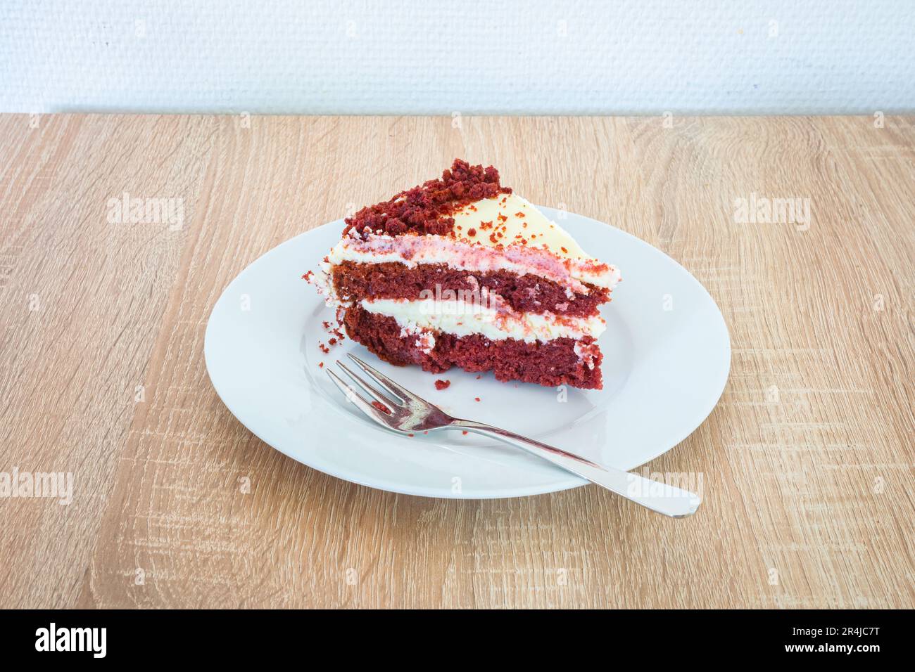 Red velvet layer cake hi-res stock photography and images - Alamy