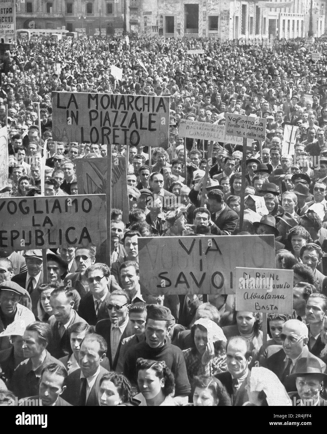 Italy 1946 vote hi-res stock photography and images - Alamy