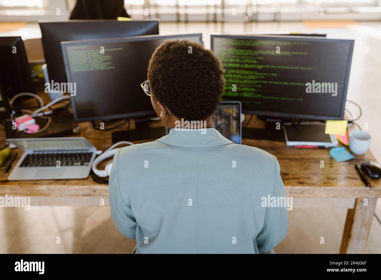 Women on computer rear view hi-res stock photography and images - Alamy