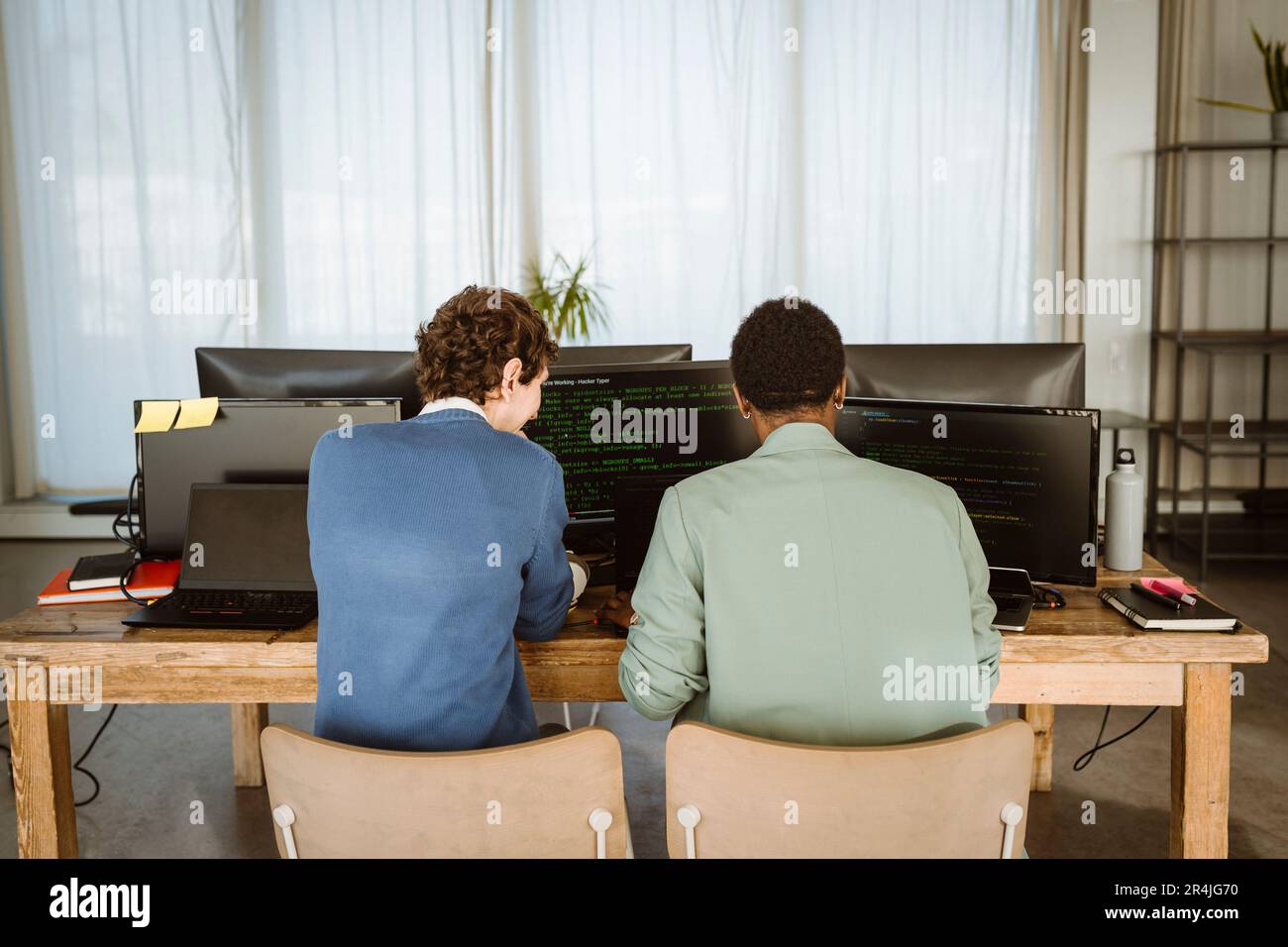 Women on computer rear view hi-res stock photography and images - Alamy