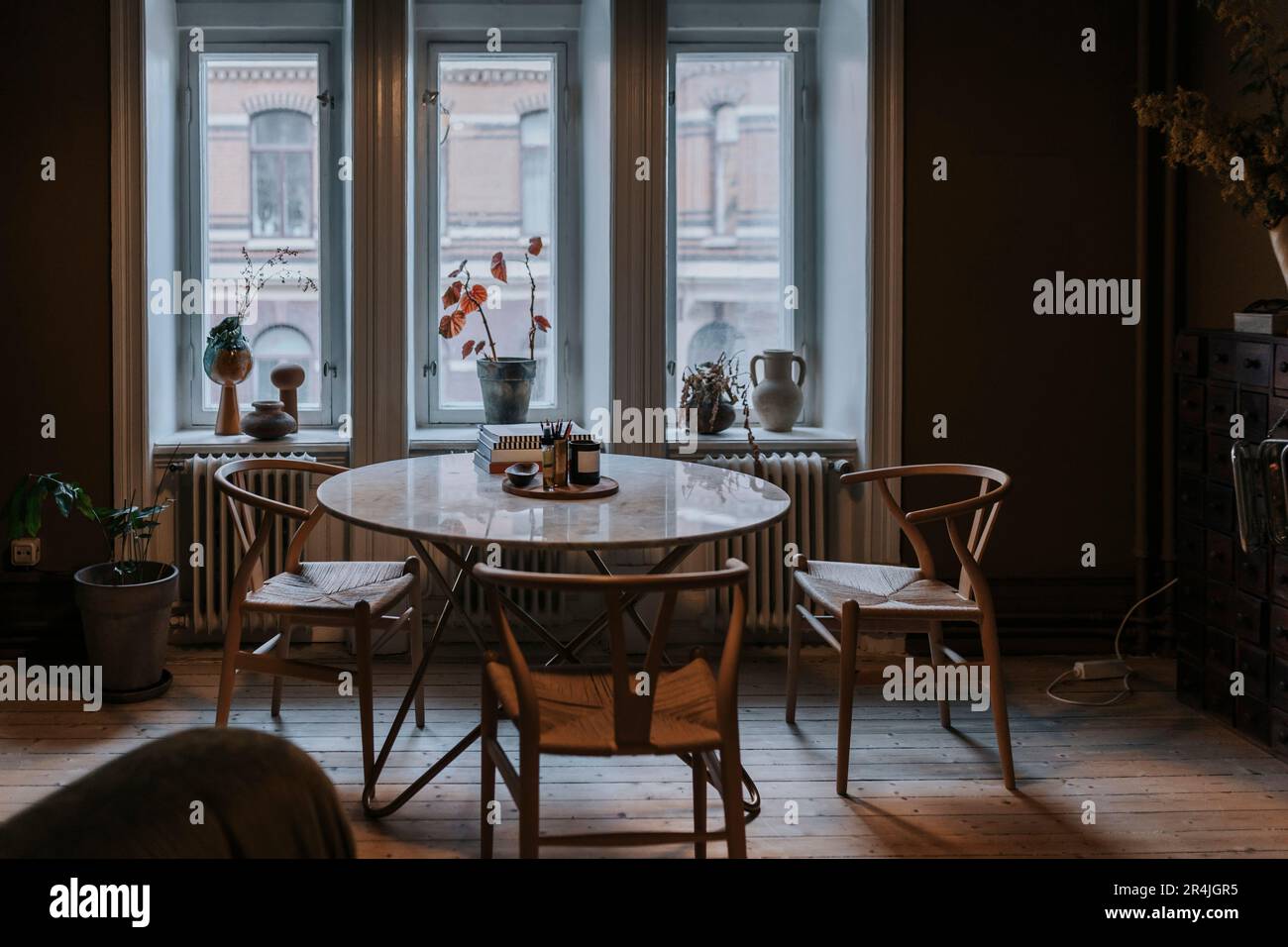 Window tables hi-res stock photography and images - Alamy