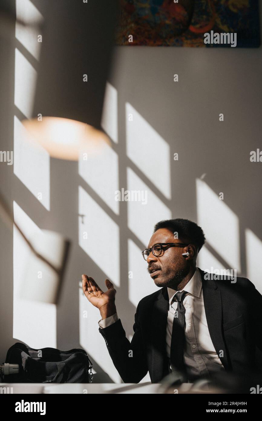 Ear talking hi-res stock photography and images - Alamy