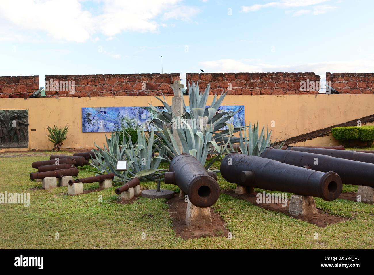 Colonial cannons fort de hi-res stock photography and images - Alamy
