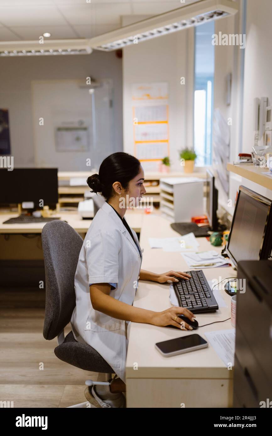 Indian female doctor computer hi-res stock photography and images - Alamy
