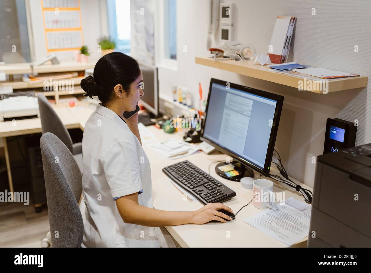 Indian female doctor computer hi-res stock photography and images - Alamy