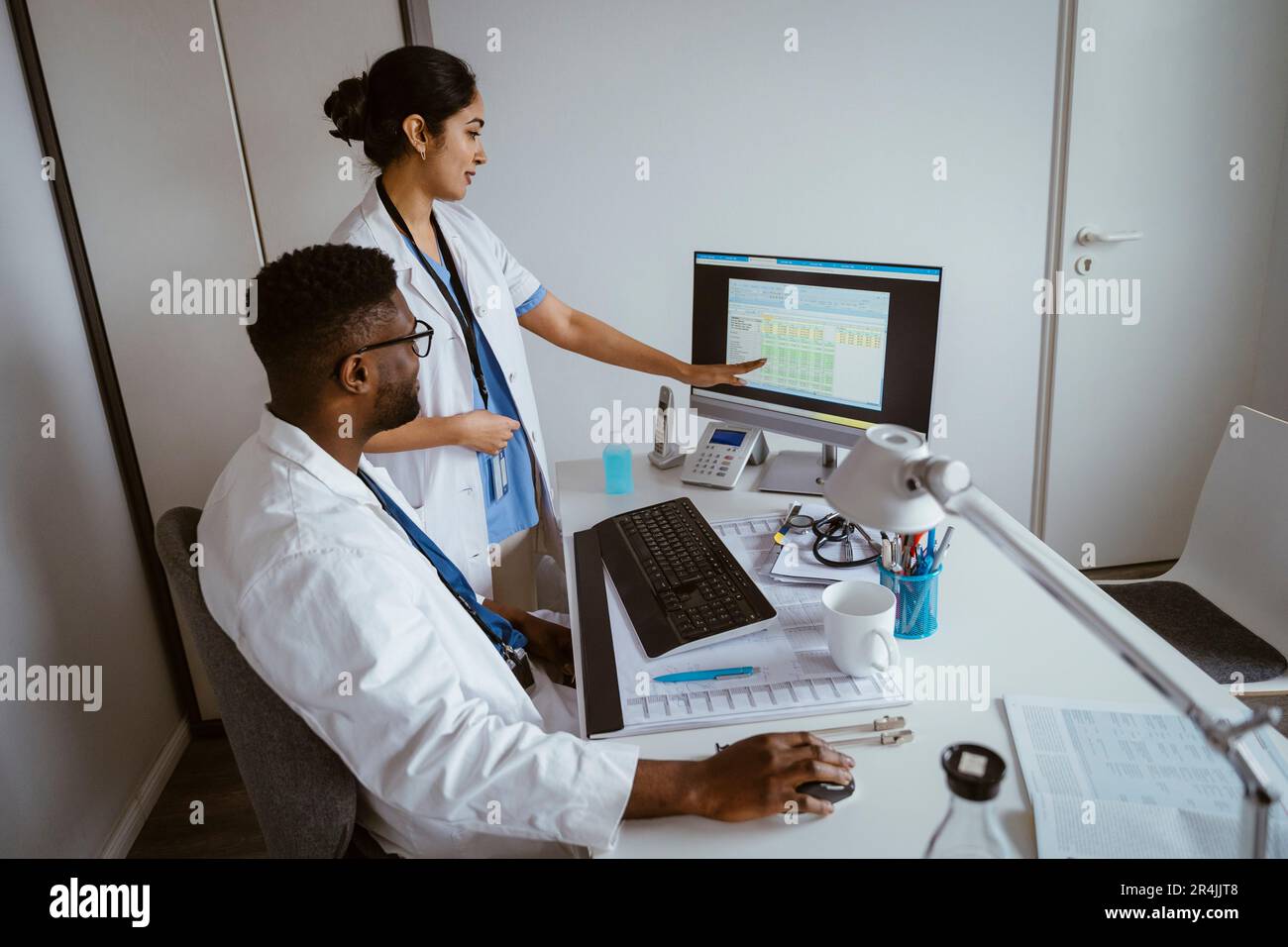 Female doctor explaining healthcare strategy hi-res stock photography ...