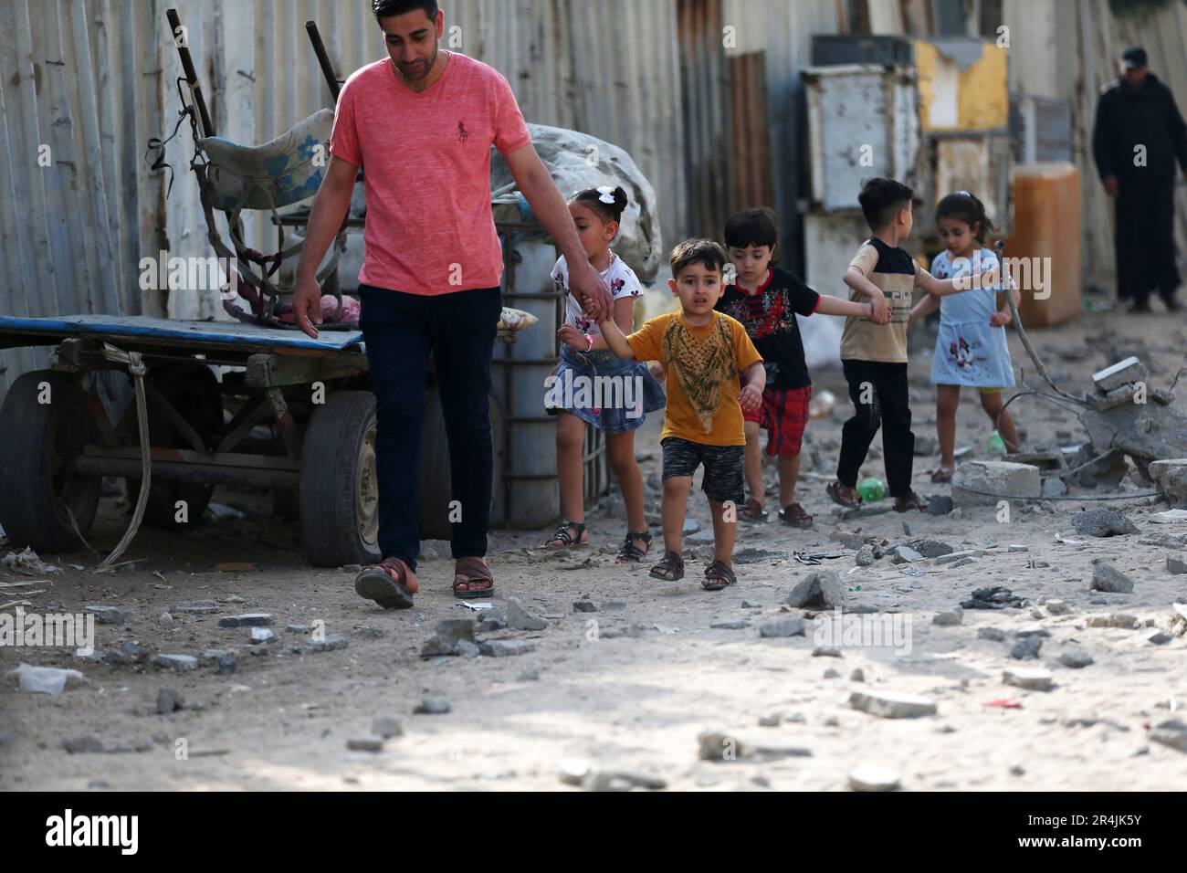 A displaced Palastinian father and child. People are homeless after ...