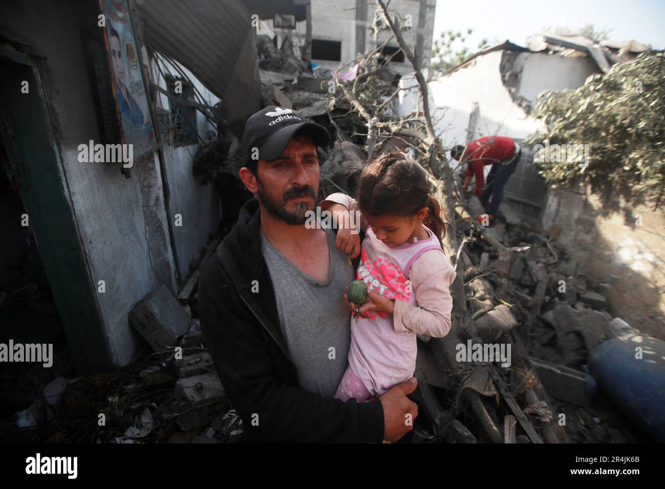 Portrait of a displaced Palastinian father and child. People are ...