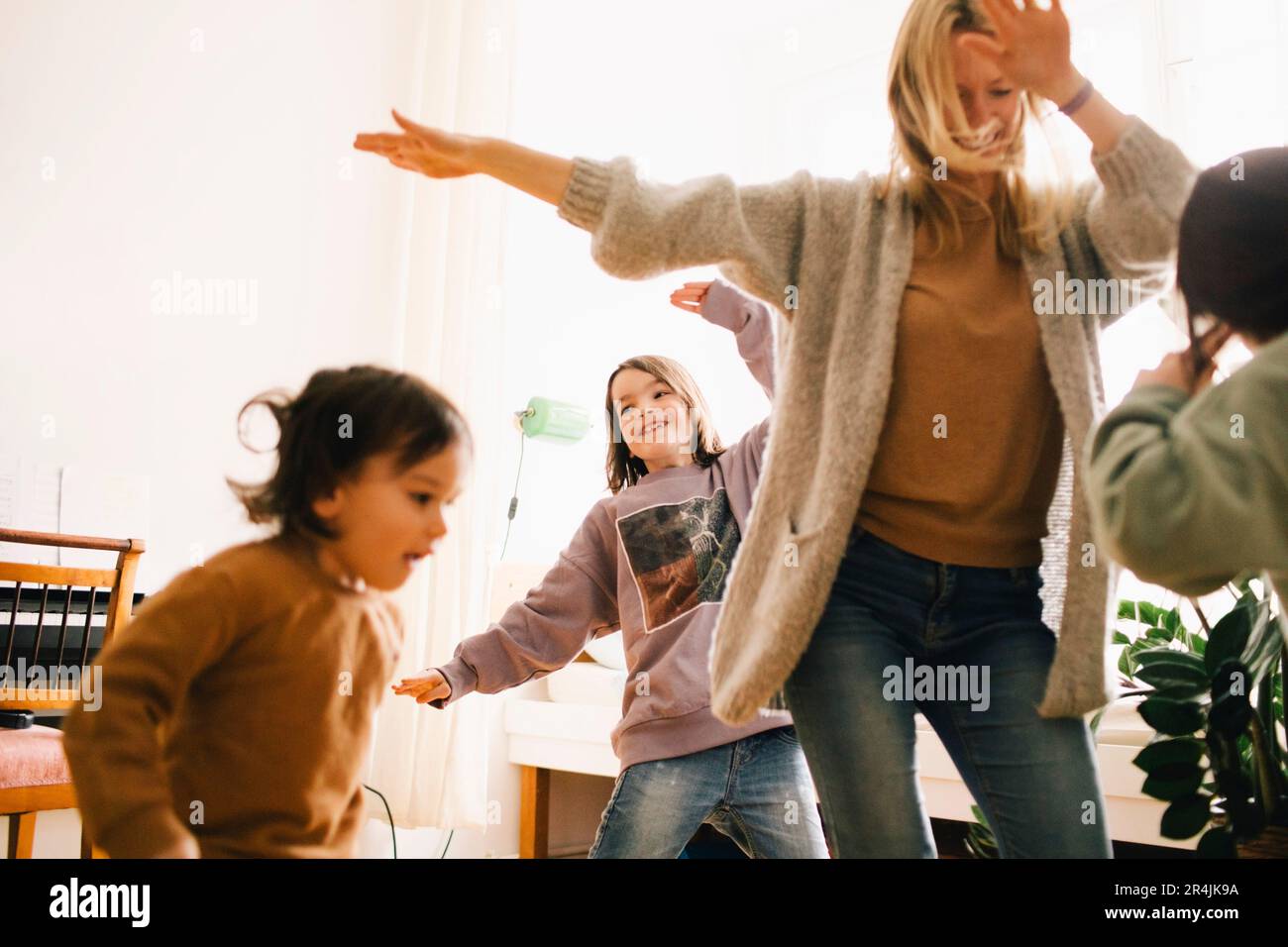 Dancing children hi-res stock photography and images - Alamy