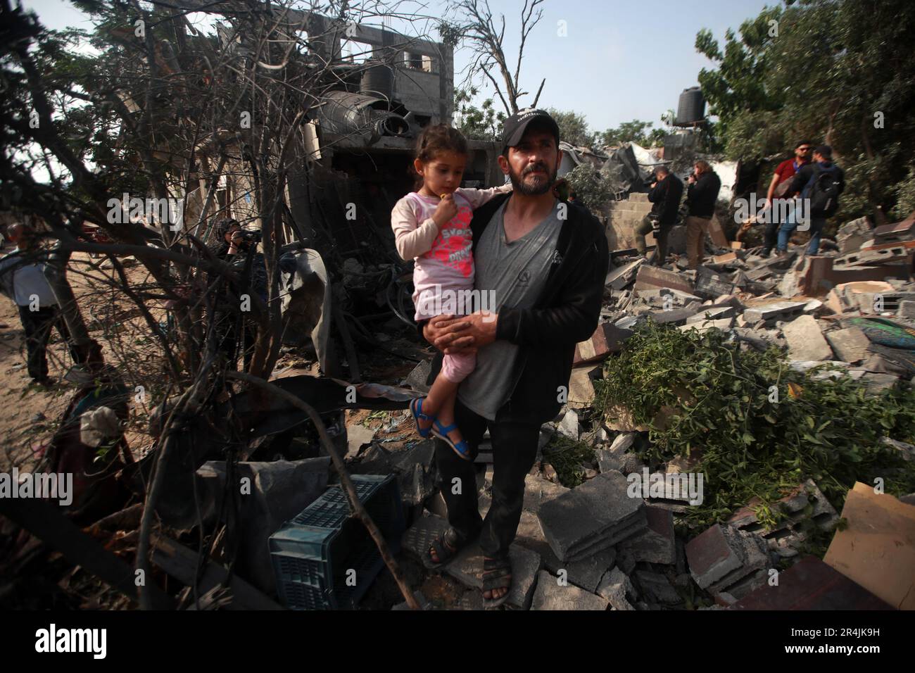 A displaced Palastinian father and child. People are homeless after ...