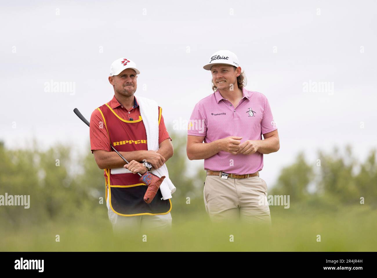 Caddie Sam Pinfold and Captain Cameron Smith of Ripper GC talk during the final round of LIV ...