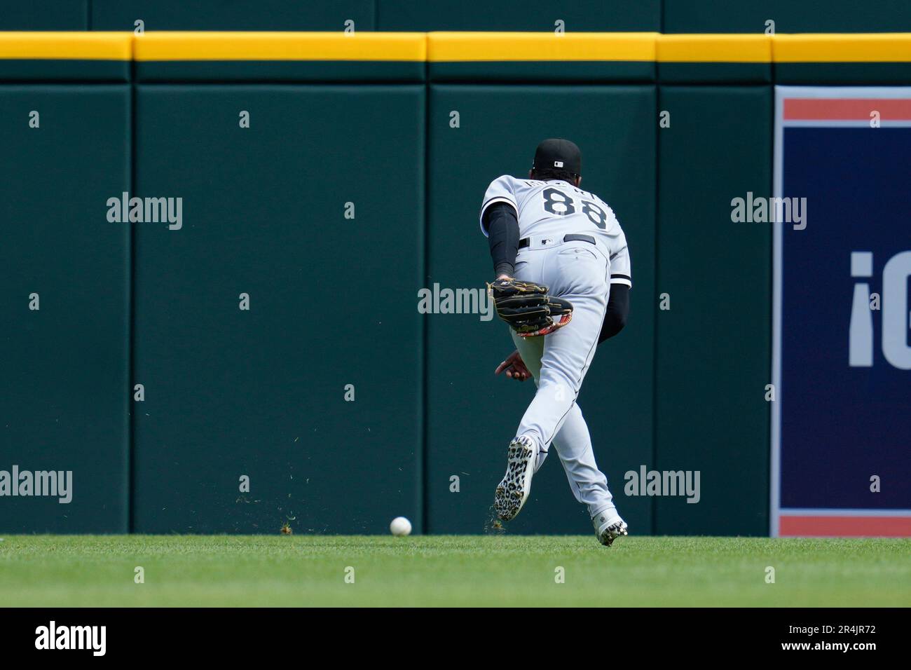 Chicago White Sox center fielder Luis Robert Jr. (88) can't handle a ...