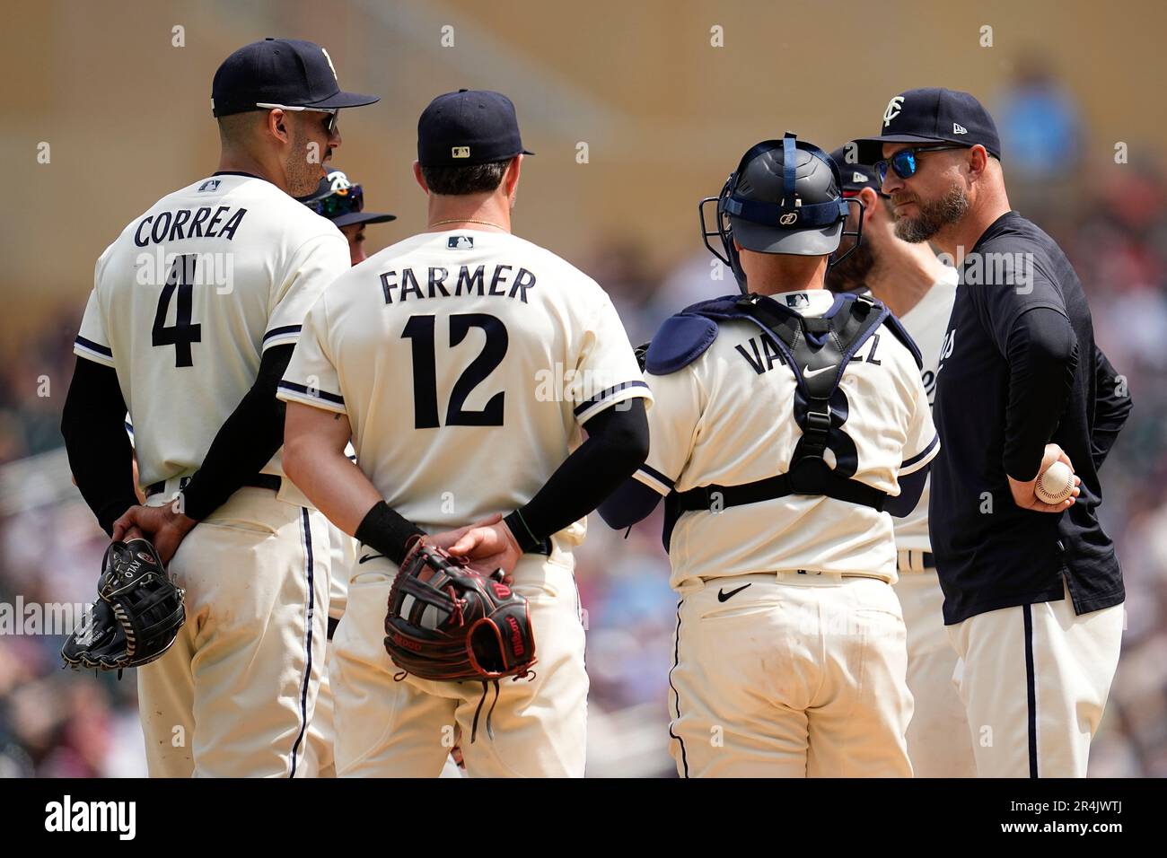 Minnesota Twins manager Rocco Baldelli, right, talks with his team ...