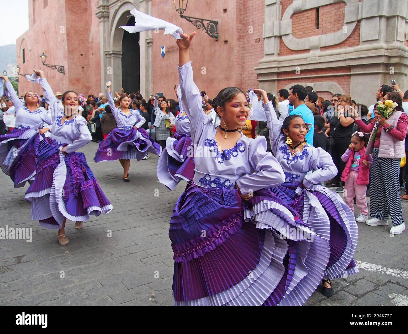 Marinera dancers peru hi-res stock photography and images - Alamy