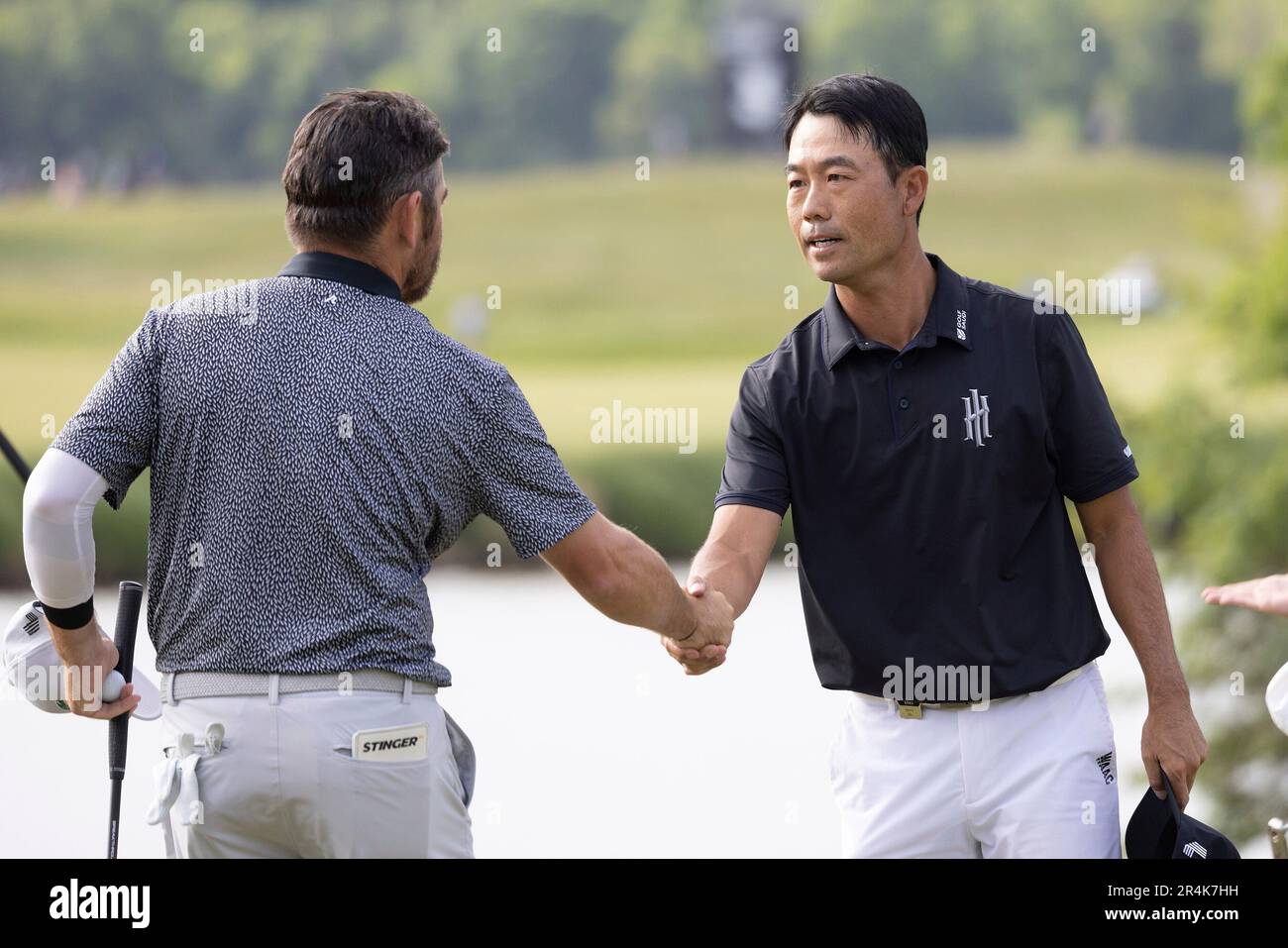 (L-R) Captain Louis Oosthuizen of Stinger GC and Captain Kevin Na of ...