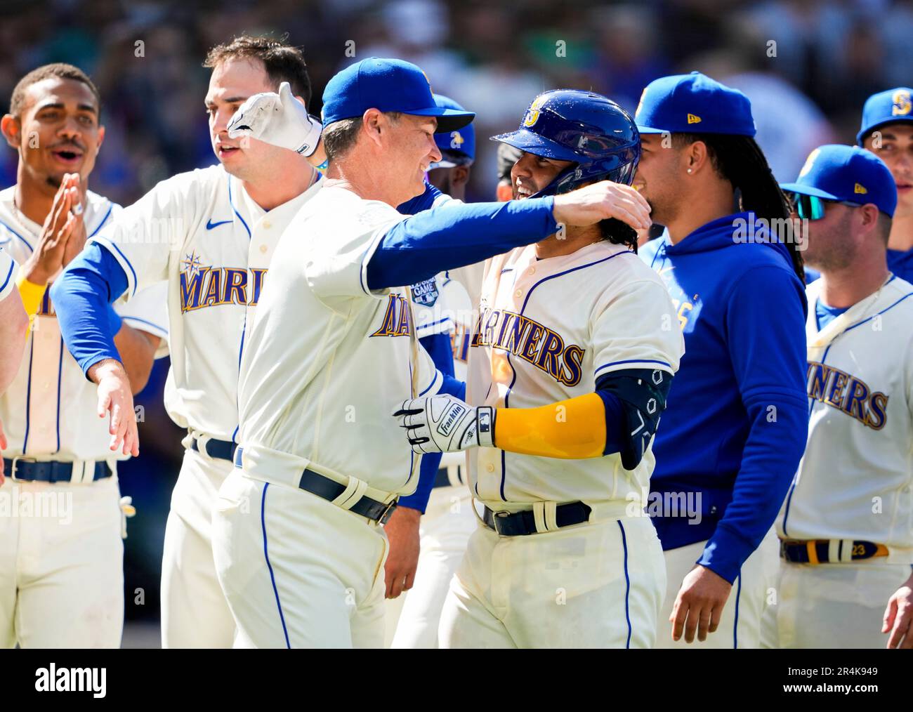 Seattle Mariners manager Scott Servais, left, hugs Eugenio Suarez after ...
