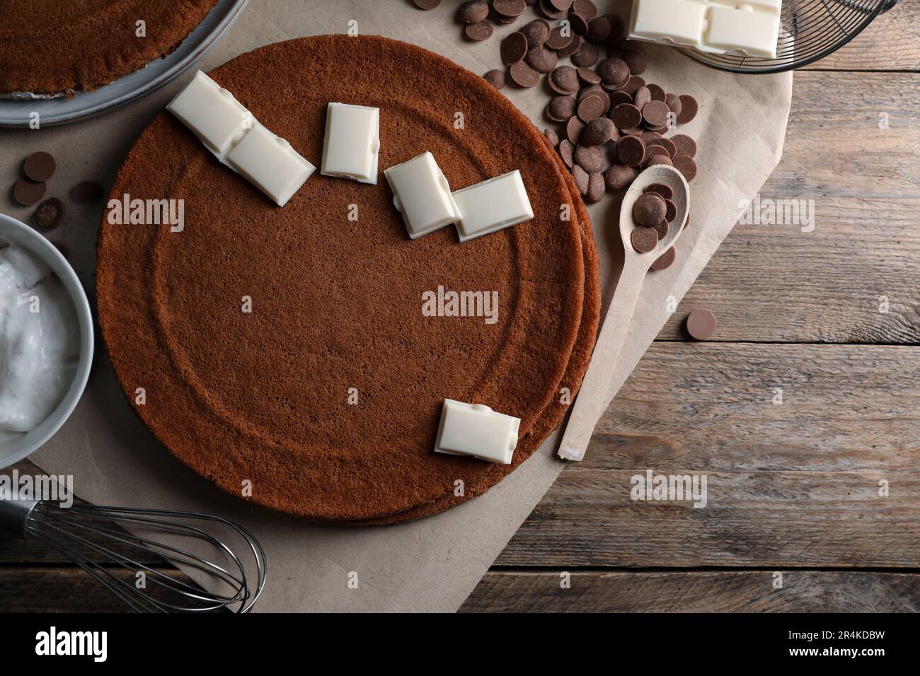 Preparing layered cake bakery hi-res stock photography and images - Alamy