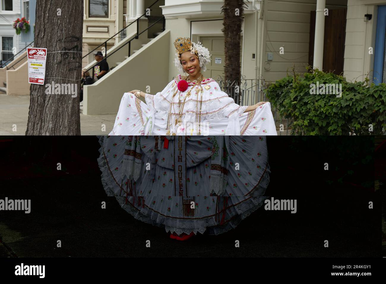 Extravagant colourful exotic costumes hi-res stock photography and ...