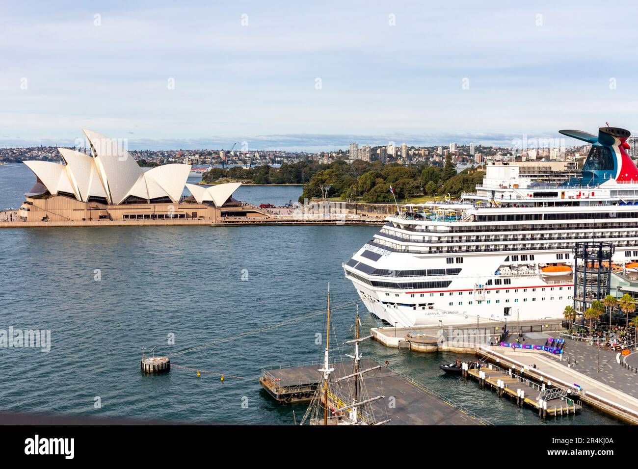 Sydney harbour at Circular Quay with Sydney opera house and cruise ...