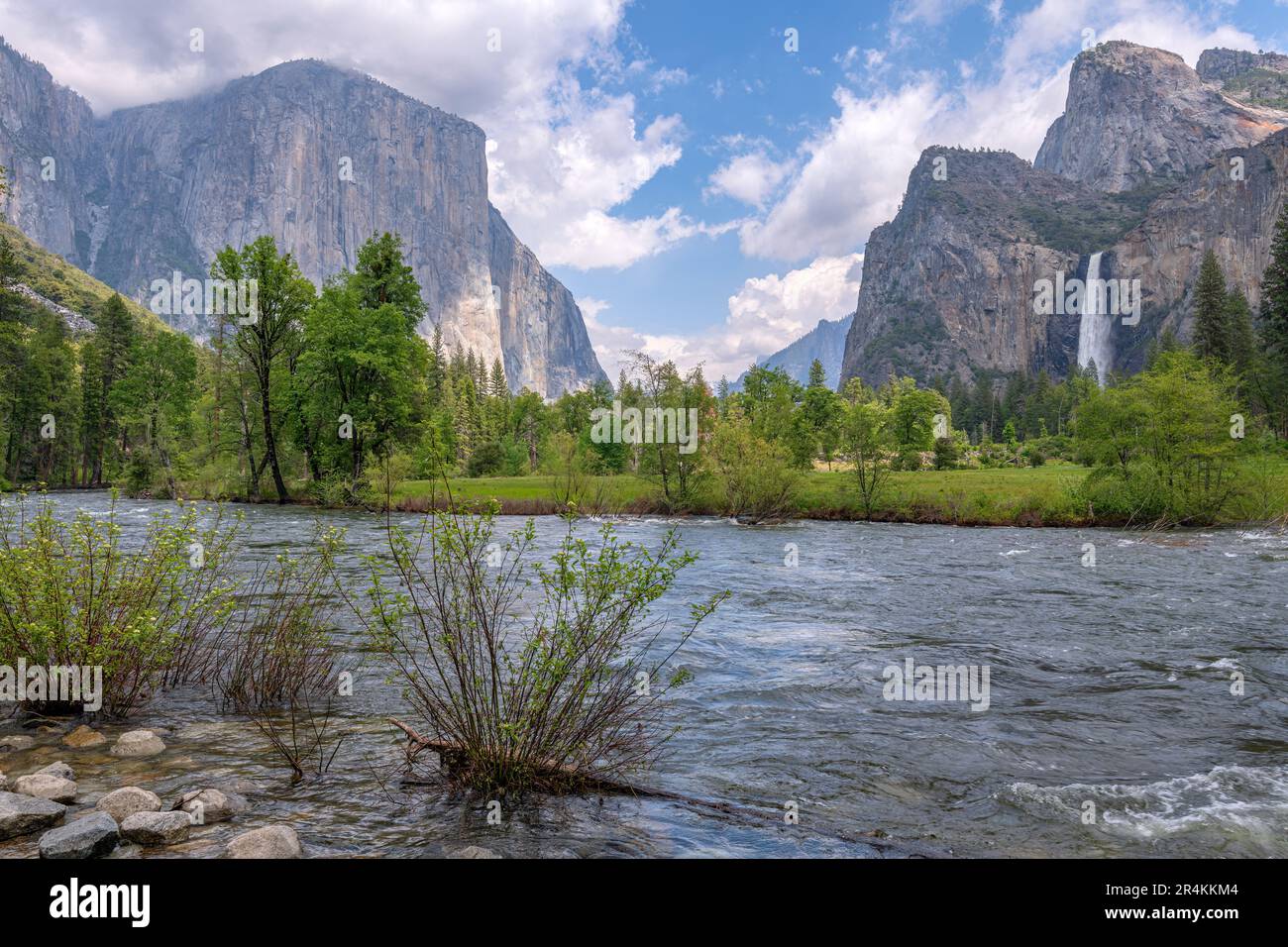 Yosemite national park valley viewpoint and riverflow landscape Stock ...