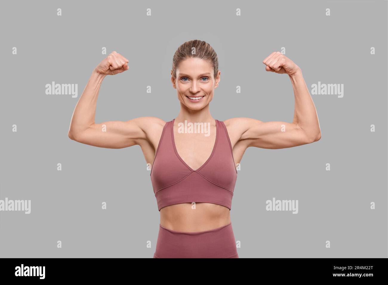 Woman bodybuilder showing muscles body hi-res stock photography and ...