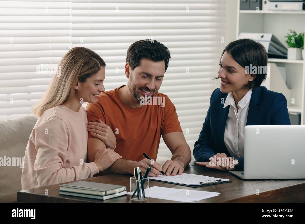 Legal professional signing documents hi-res stock photography and ...