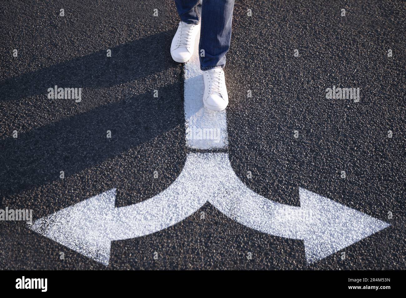 Walking in opposite directions hi-res stock photography and images - Alamy