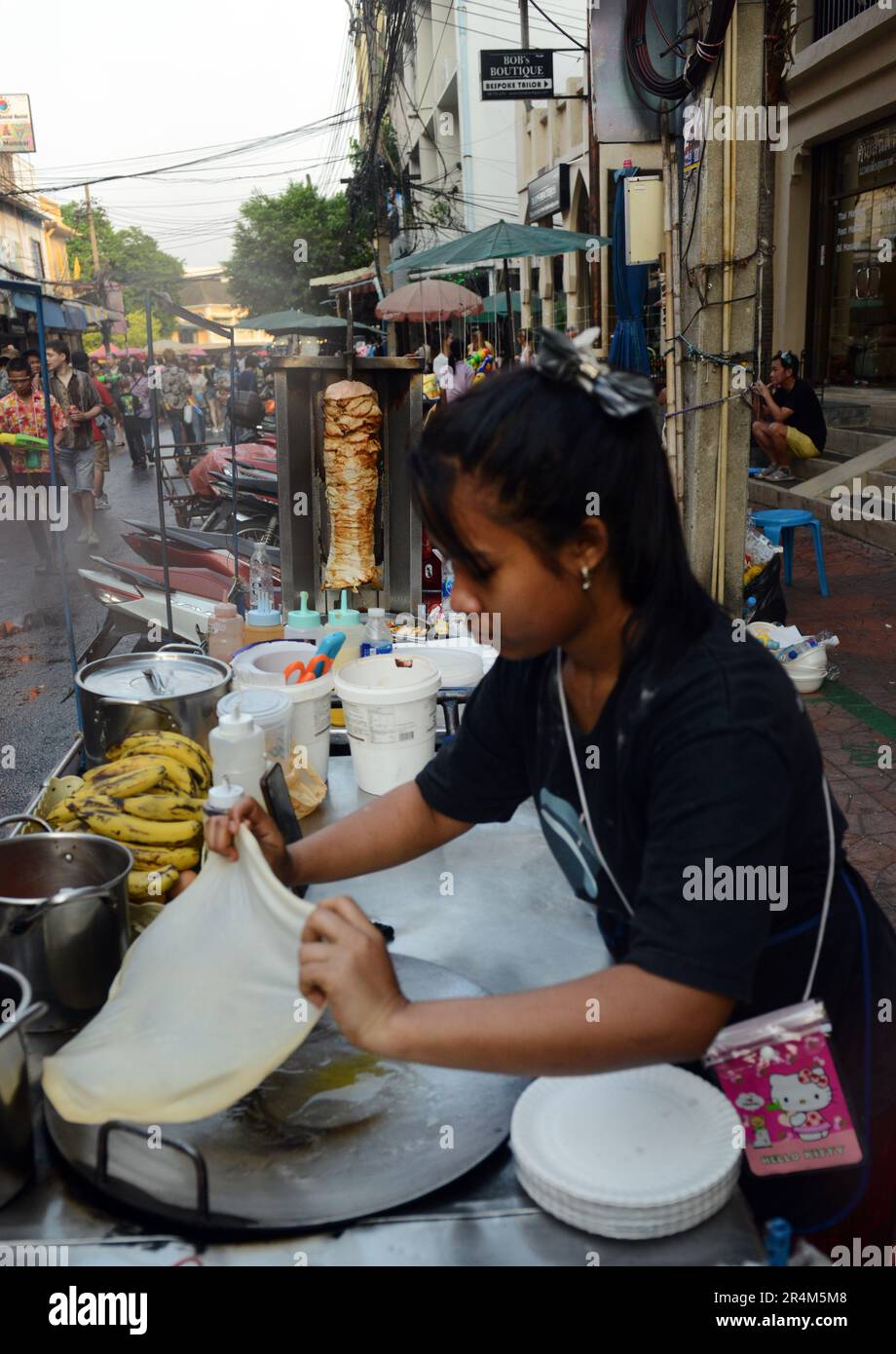 A Thai Roti / Banana pancake vendor near Khaosan Road in Bangkok ...