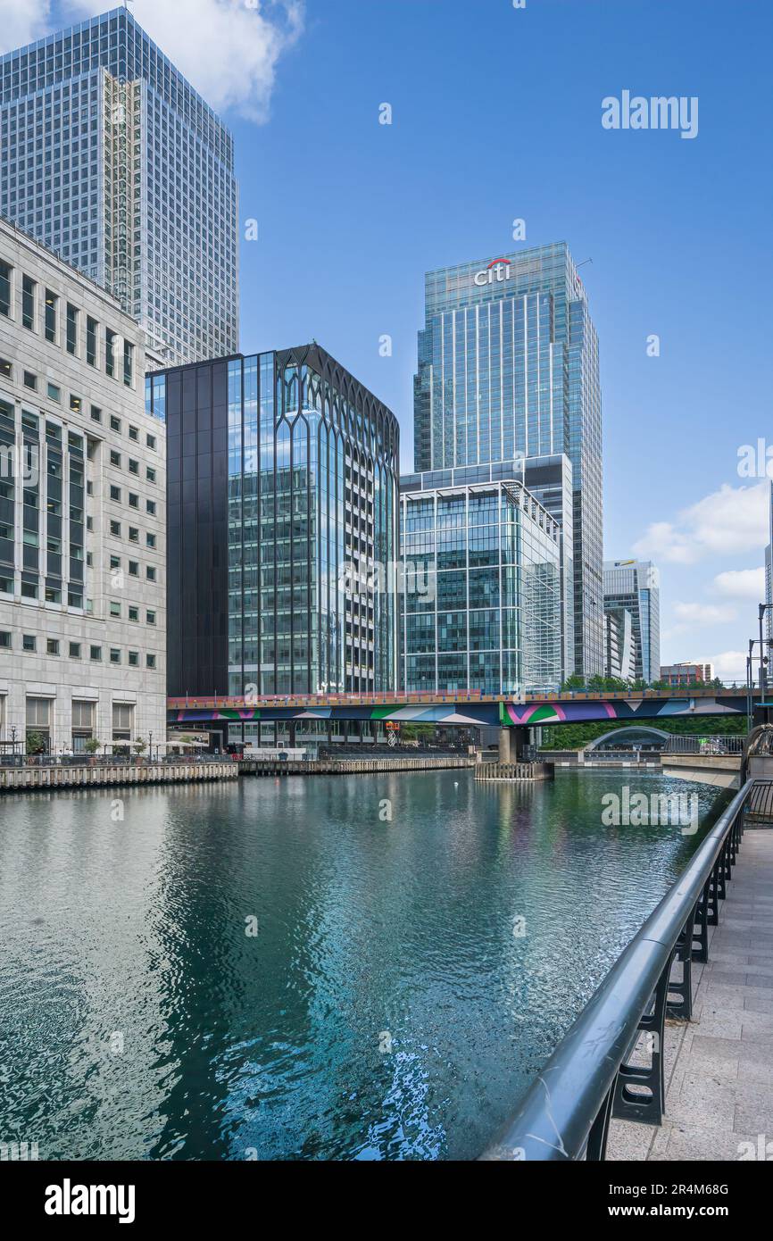 Canary Wharf middle dock Stock Photo - Alamy