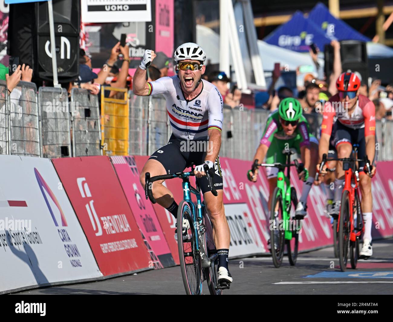 Rome, Italy. 28th May, 2023. British cyclist Mark Cavendish celebrates ...