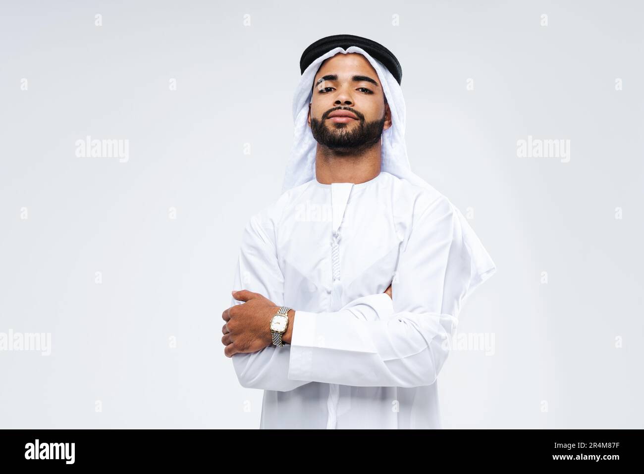 Handsome arab middle-eastern man with traditional kandora in studio ...