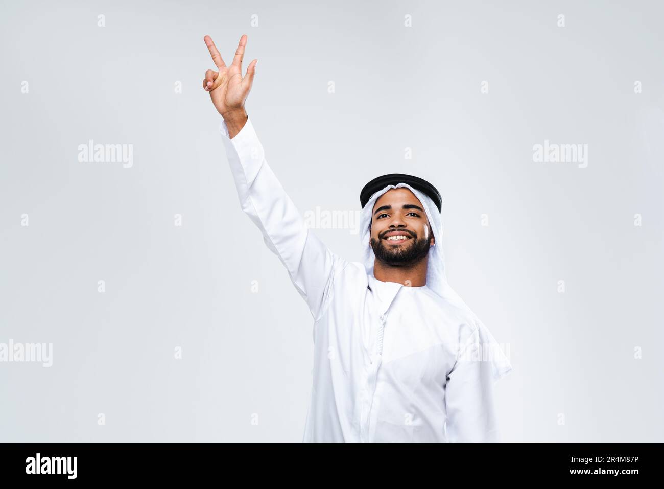 Handsome arab middle-eastern man with traditional kandora in studio ...