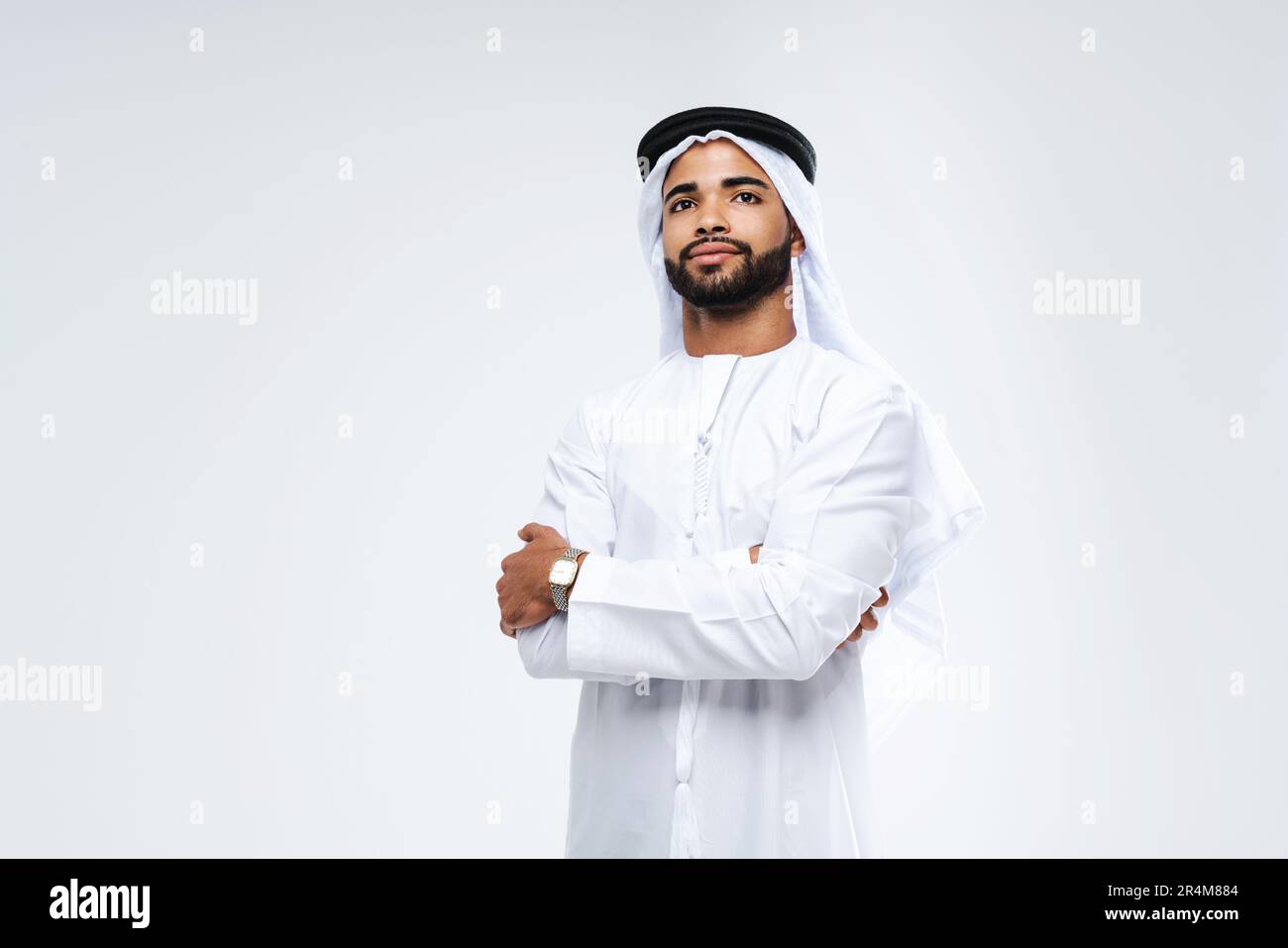 Handsome arab middle-eastern man with traditional kandora in studio ...