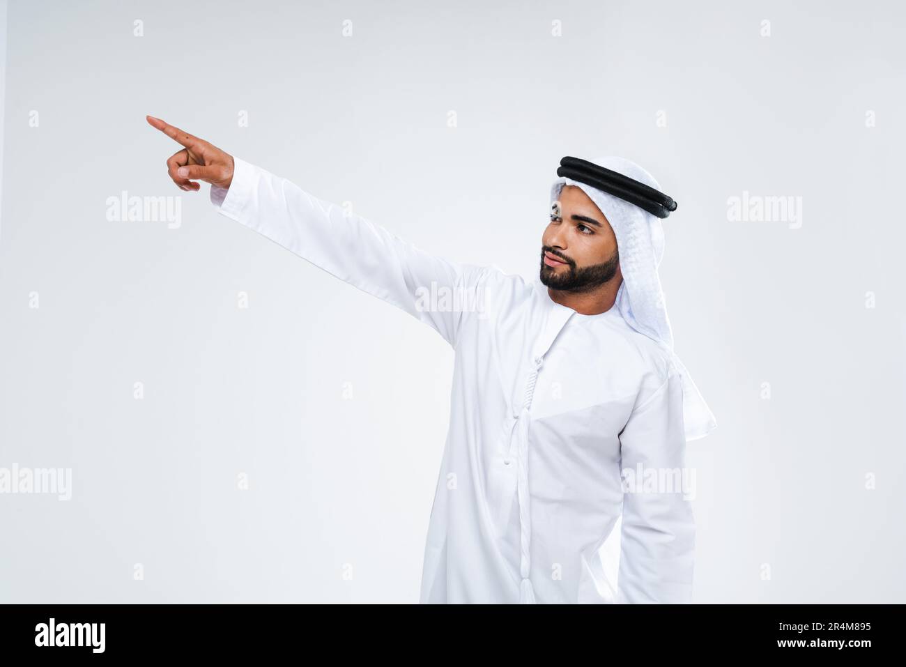 Handsome arab middle-eastern man with traditional kandora in studio ...