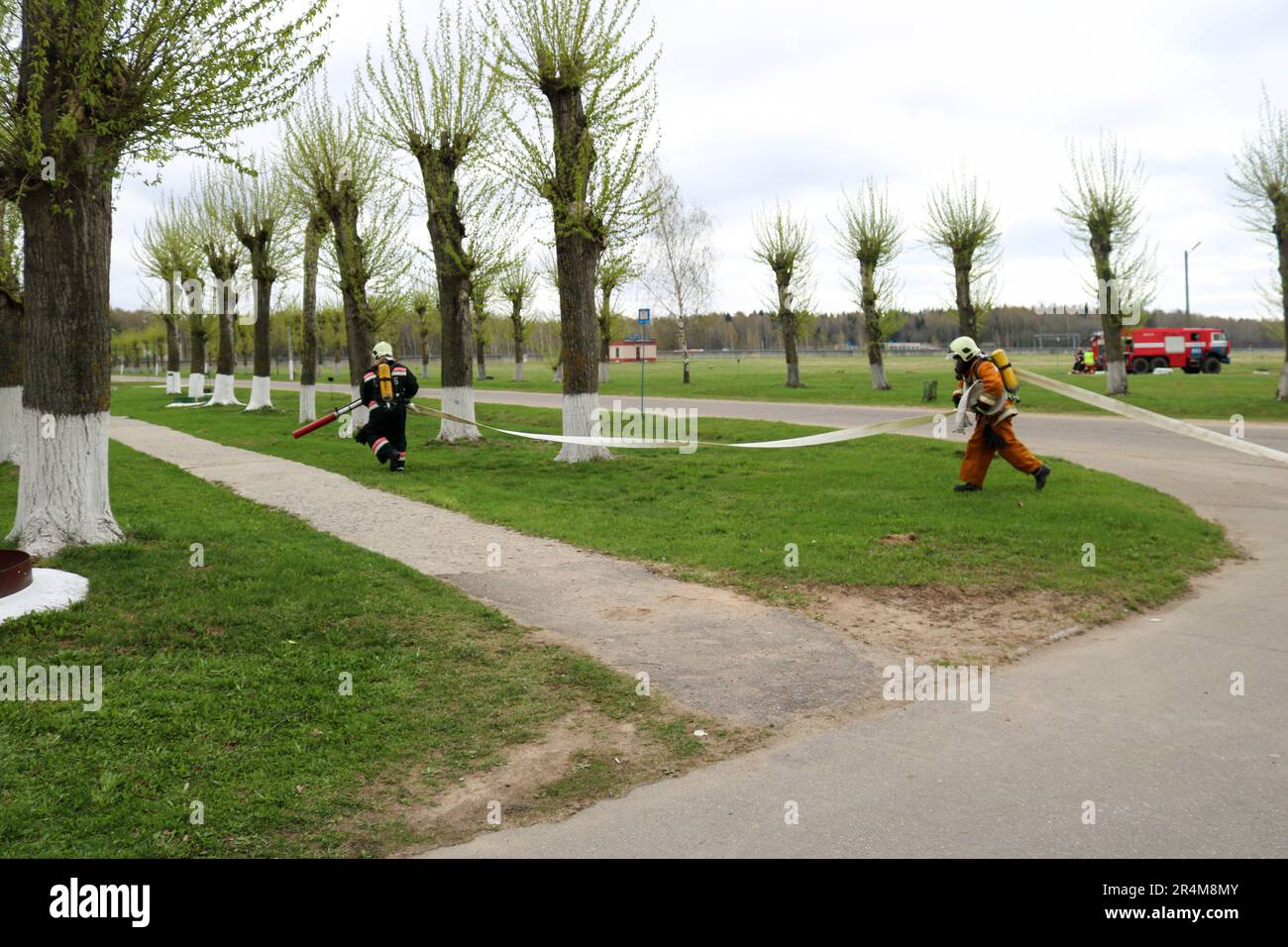 Team fireproof suits fire hose hi-res stock photography and images - Alamy