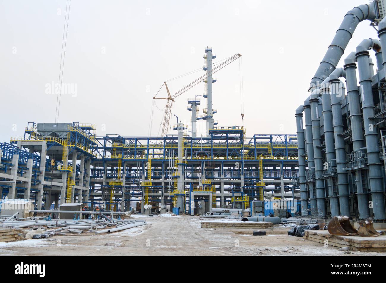 Construction of a new oil refinery, petrochemical plant with the help ...