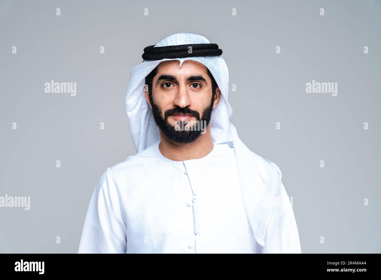 Handsome arab middle-eastern man with traditional kandora in studio ...