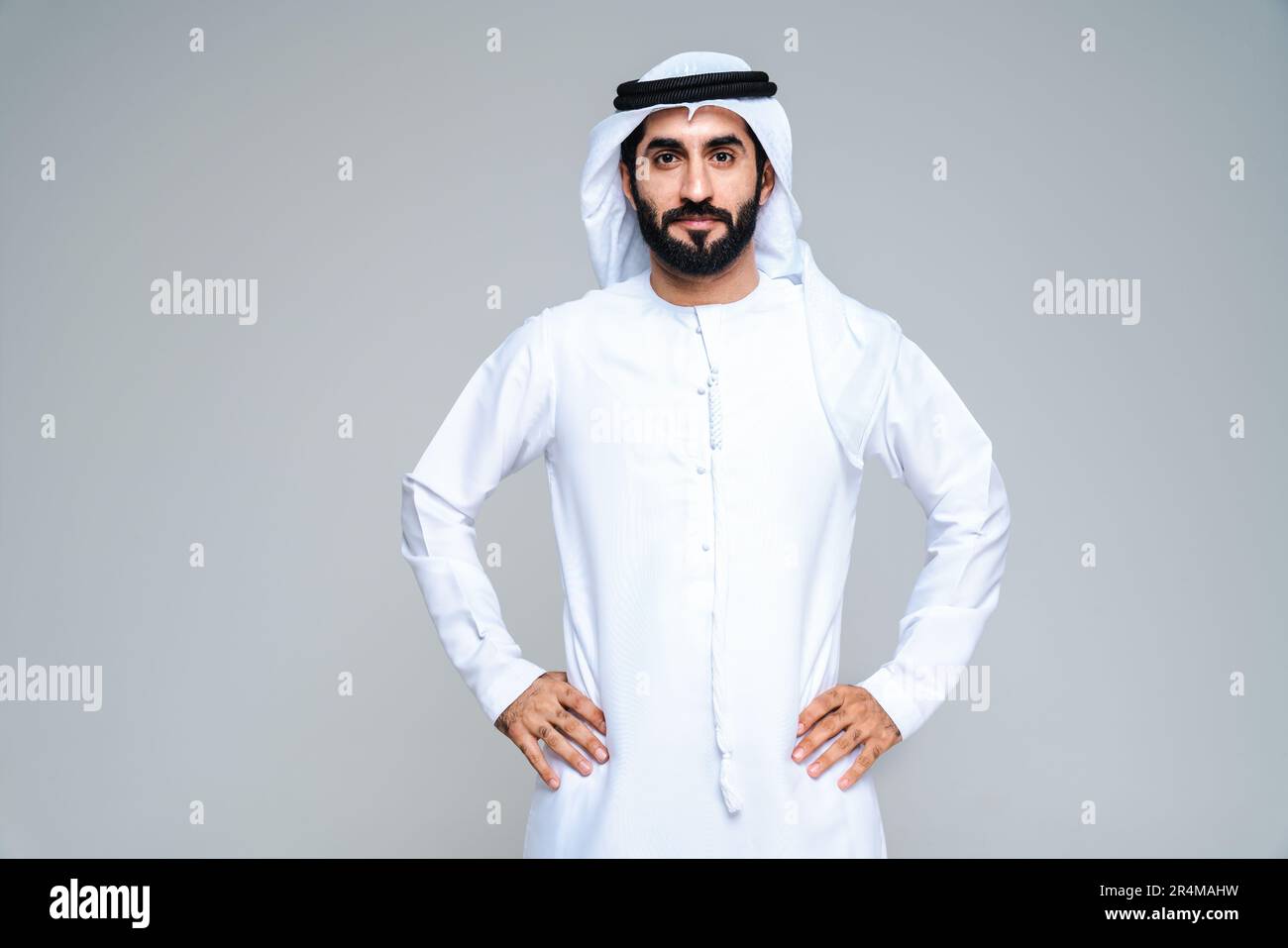 Handsome arab middle-eastern man with traditional kandora in studio ...