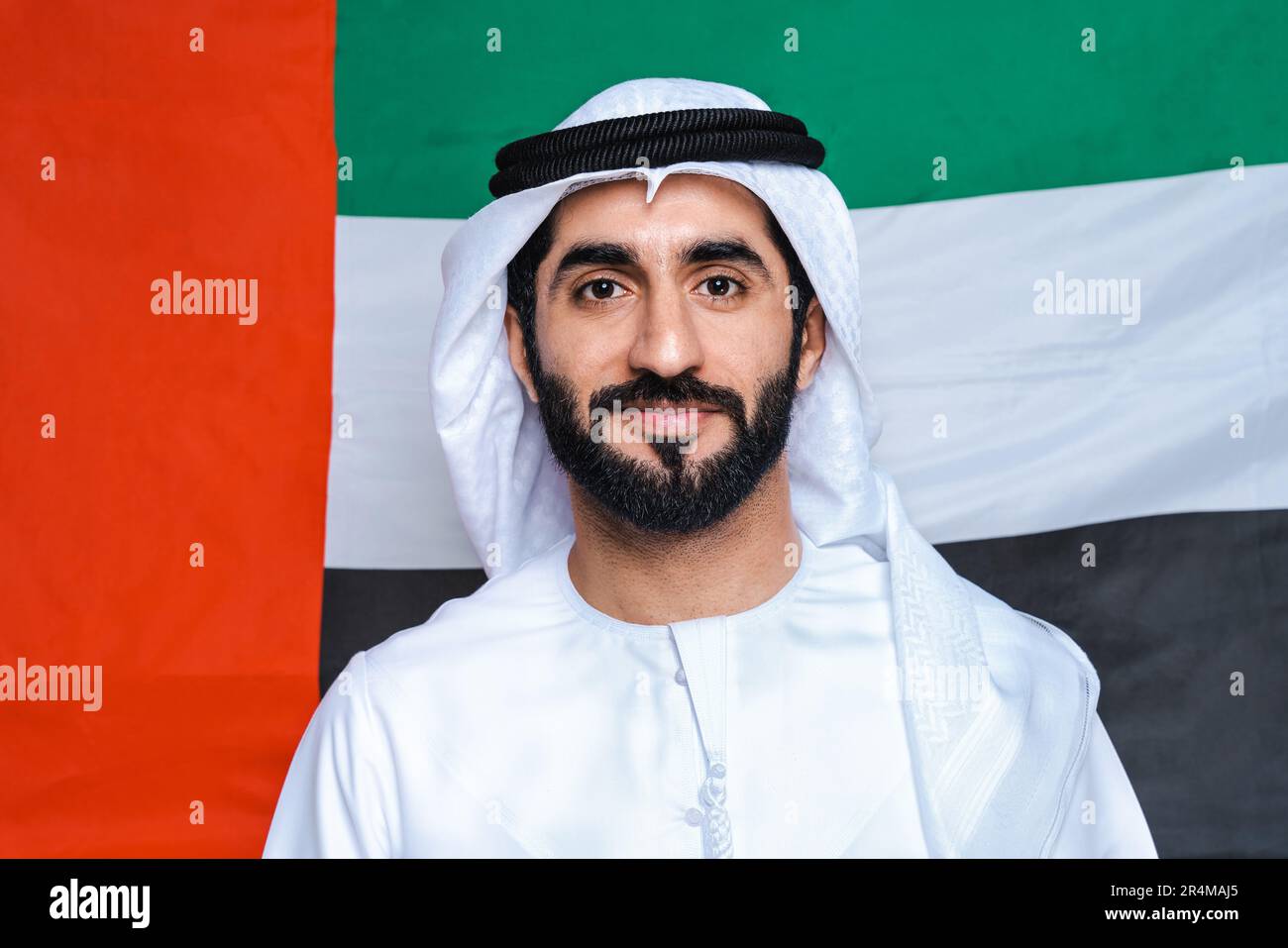 Handsome arab middle-eastern man with traditional kandora in studio ...