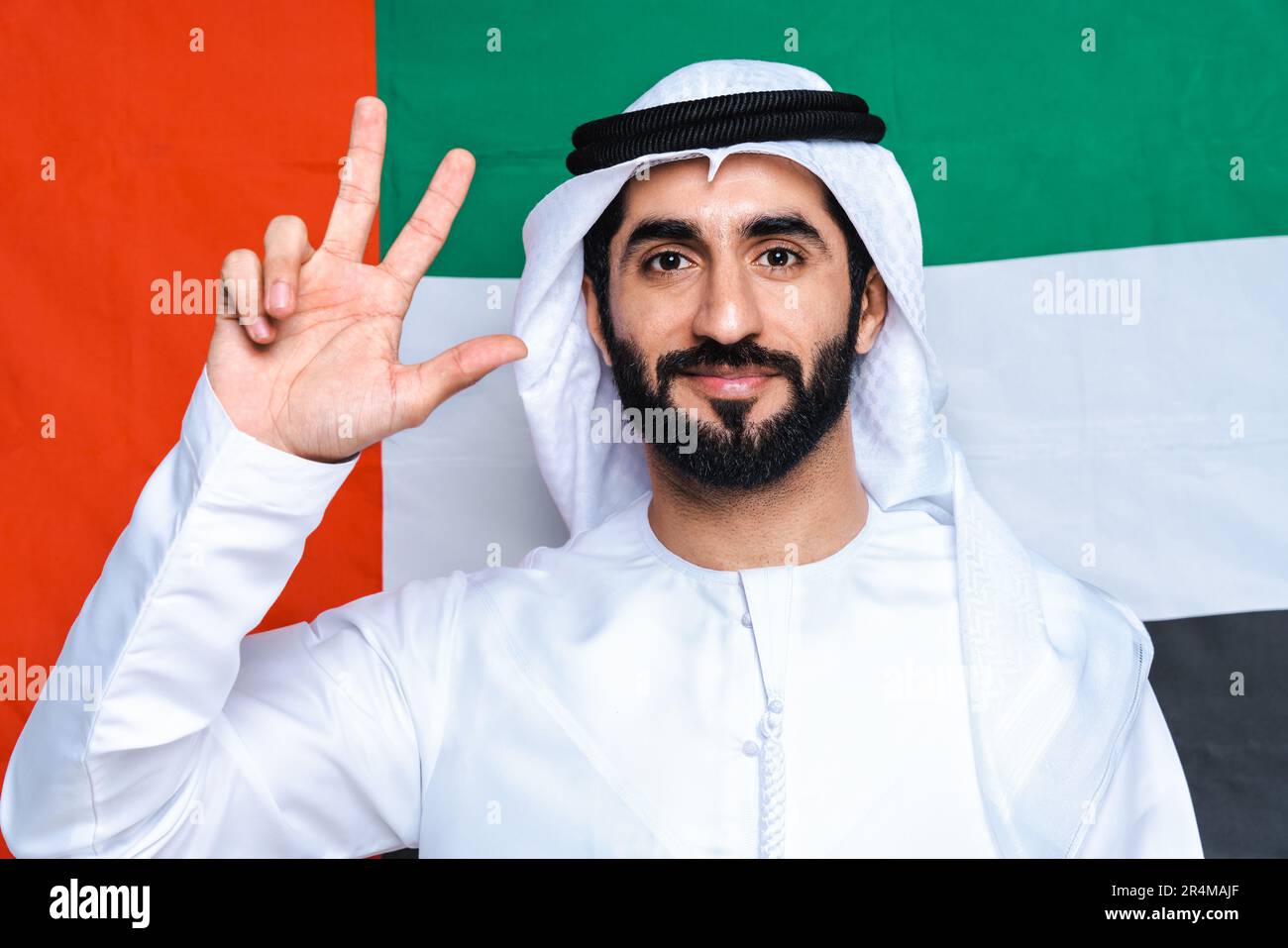 Handsome arab middle-eastern man with traditional kandora in studio ...