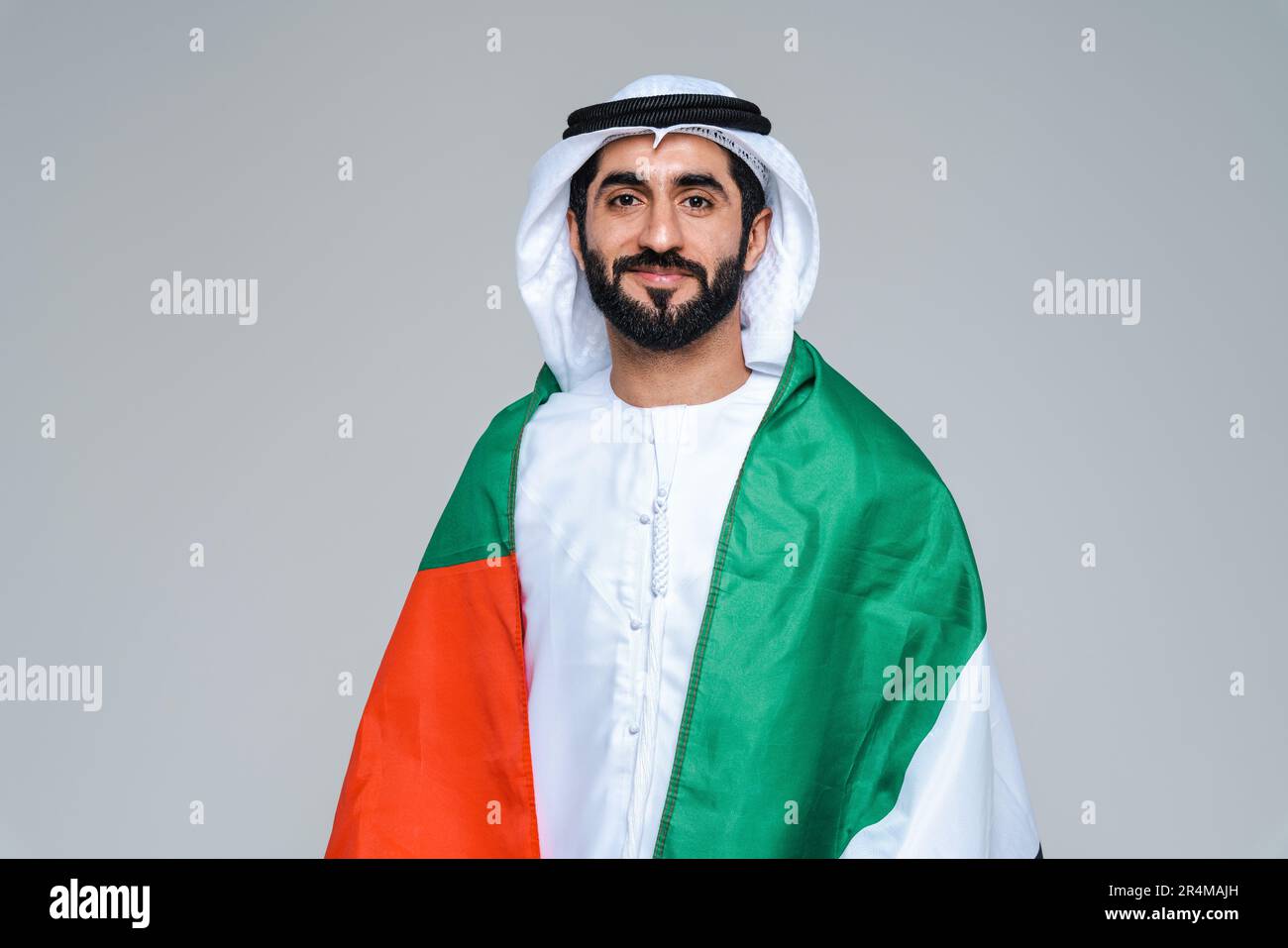 Handsome arab middle-eastern man with traditional kandora in studio ...