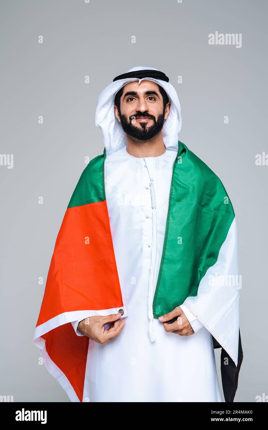 Handsome arab middle-eastern man with traditional kandora in studio ...