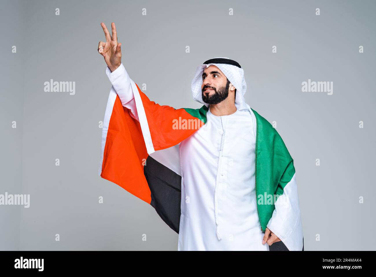 Handsome arab middle-eastern man with traditional kandora in studio ...