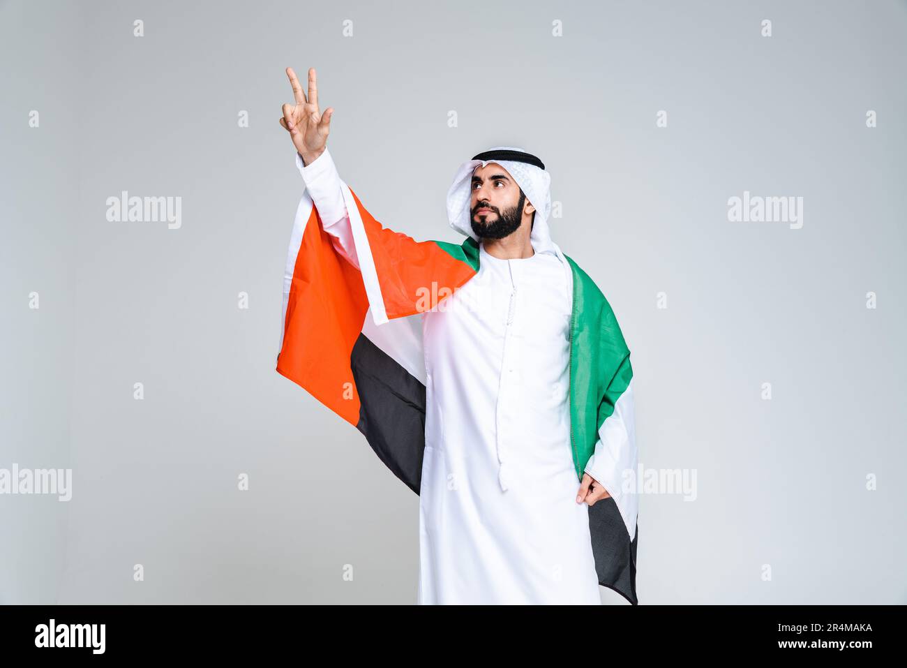 Handsome arab middle-eastern man with traditional kandora in studio ...