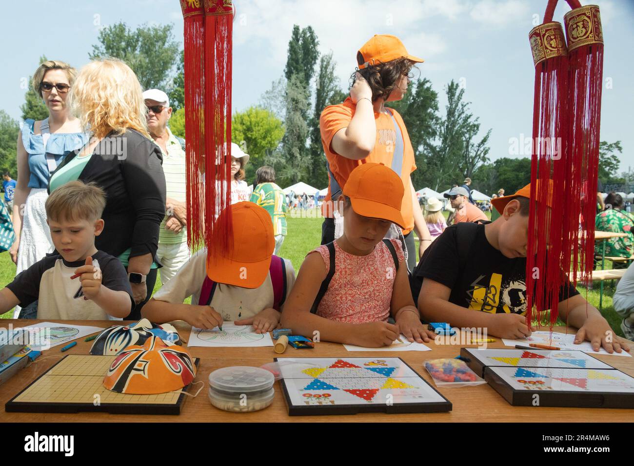 (230529) -- BUDAPEST, May 29, 2023 (Xinhua) -- Children color Peking ...
